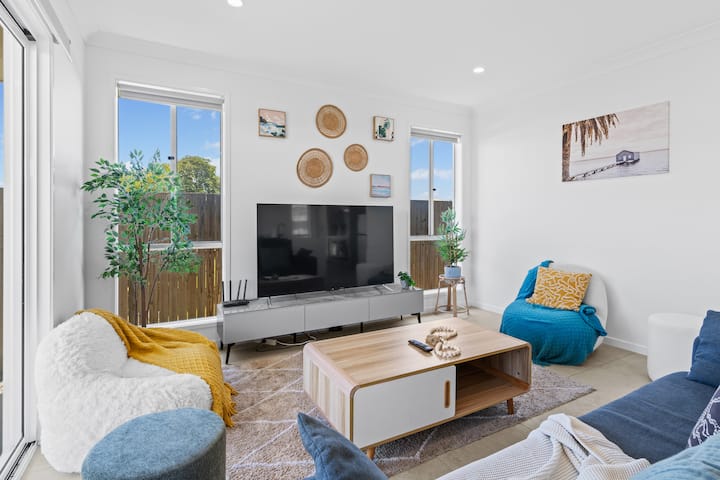 Vivid Logan Reserve - Entire 4br Family Retreat - Gold Coast