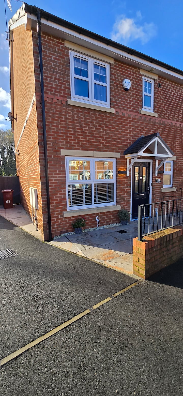 Cozy 3-bedroom Home In Crumpsall With Free Parking - Manchester