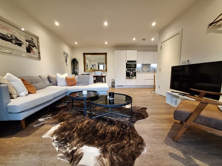 Elegant Modern Flat In Putney, Chic 2-bed+parking - Surbiton