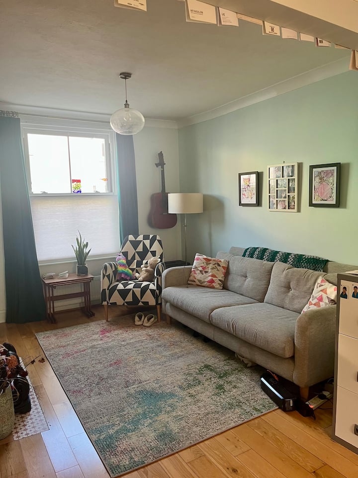 Colourful 1 Bedroom House - Brighton Marina