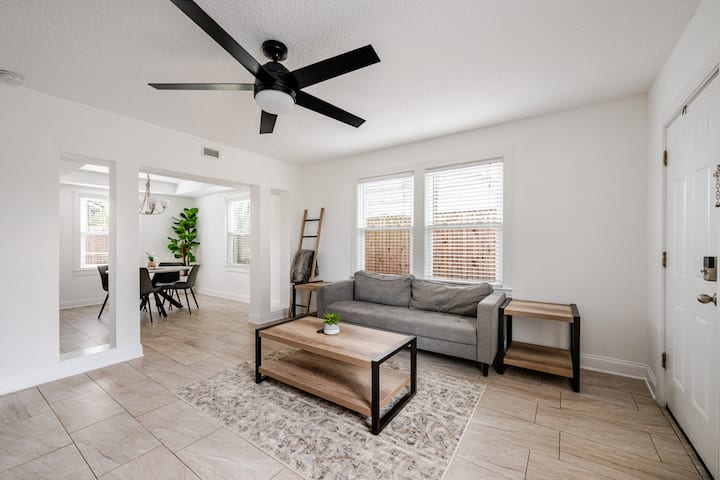 San Marco Oasis: Hot Tub, Pool & Modern Comfort - Jacksonville, FL