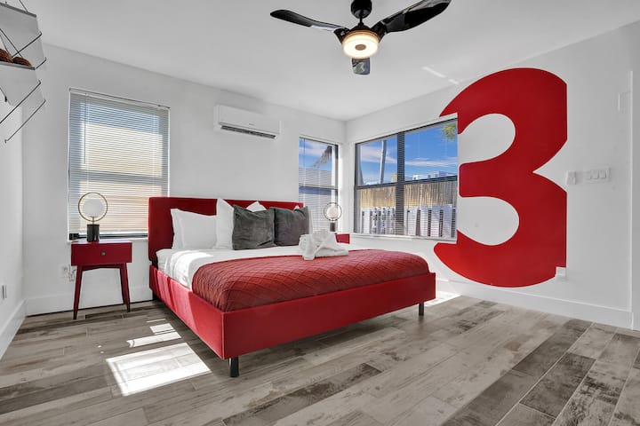 Amazing Red Studio Steps From The Beach - Hollywood, FL