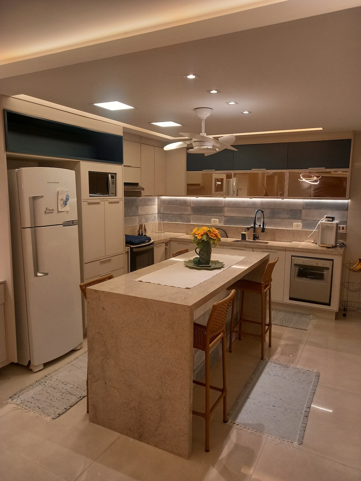 ¡Pie en la arena, con vistas a la playa de Enseada, Ubatuba ...