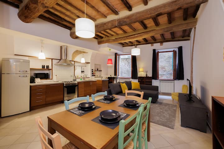 Fantastica Di Fianco Al Duomo. - Siena