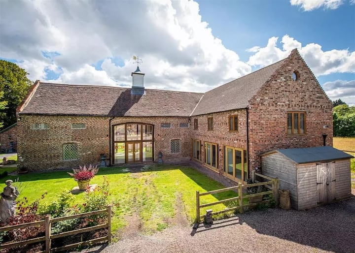 Luxury Country Barn With Hot Tub & Sauna - Wolverhampton
