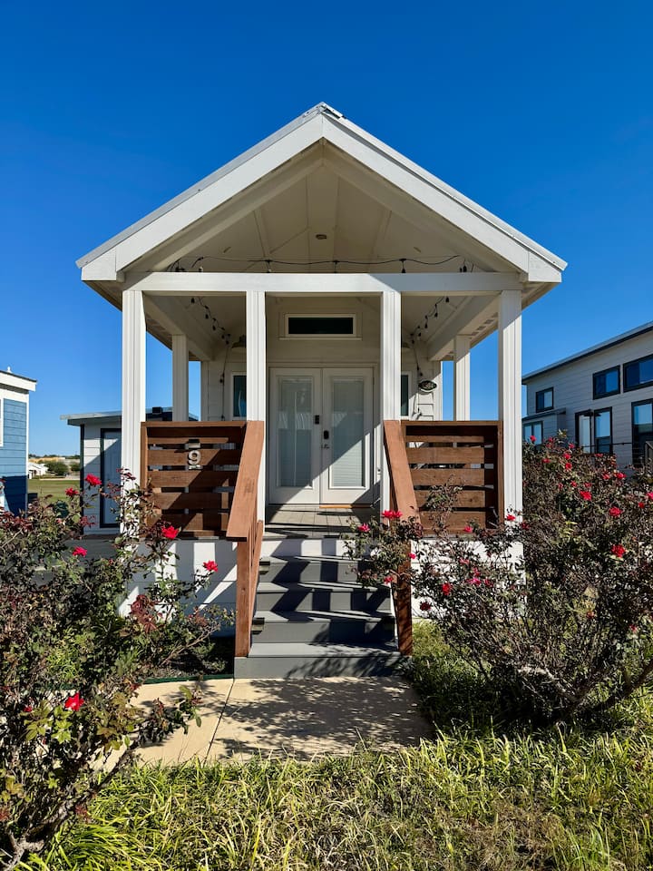 The Cozy Cloud W/ Pool & Hot Tub - Austin, TX