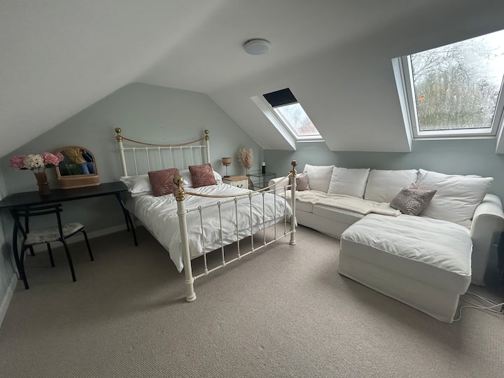 Bright Loft Studio – Near Sway Station - Lyndhurst, UK