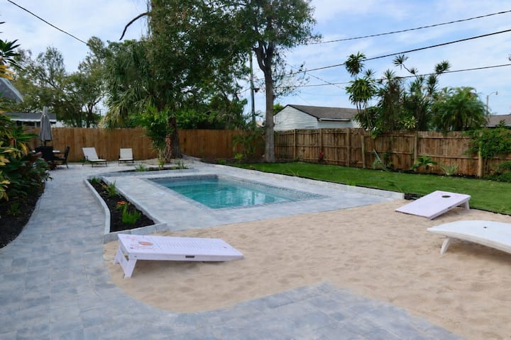 Palm Tree Cottage With Pool - Siesta Key, FL