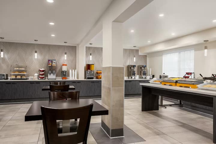 King Bed | Ramada Anaheim | Free Breakfast - Anaheim, CA