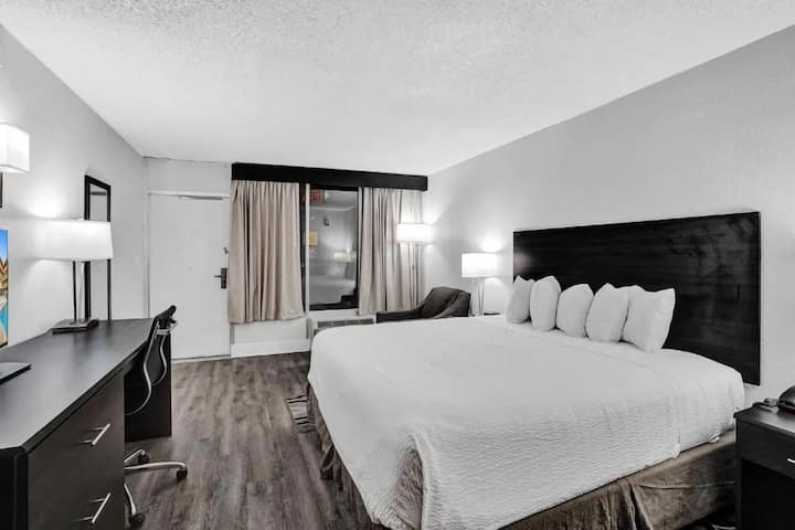 Vacation Is Calling! Near Hard Rock Stadium - Hollywood, FL