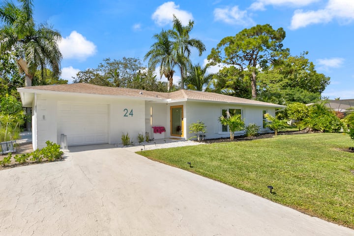 Beautiful Designer Villa Near 5th Ave & Beach - Naples, FL