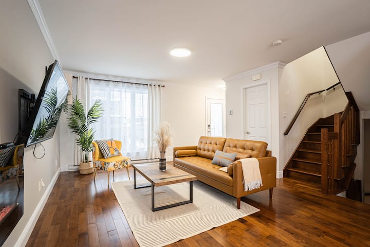 Spacious Comfort In Brossard | 4br Vacation Haven - Longueuil