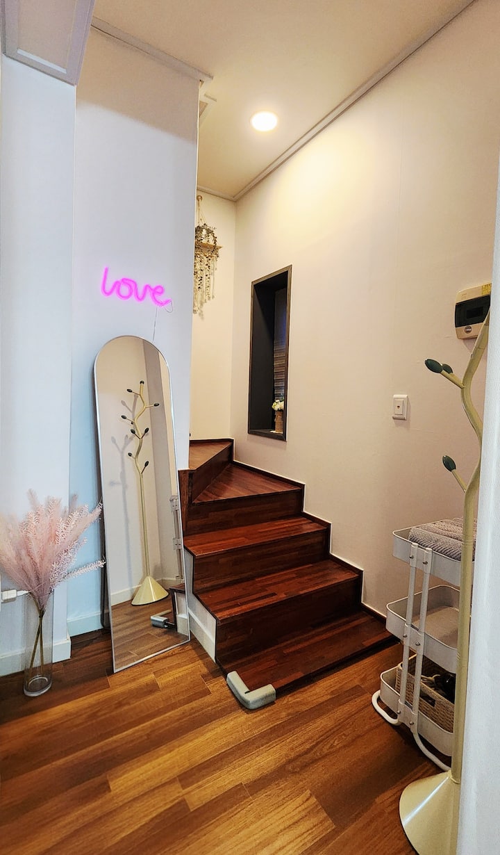 [담빛]유명맛집 명소 빵지순례 도보여행 1~2층복층형단독사용 #빔프로&Tv Ott호스트계정 - Mokpo-si