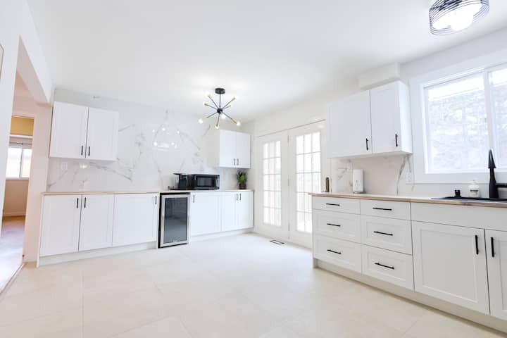 7 Beds | Newly Renovated | Private Yard | Parking - Greater Sudbury