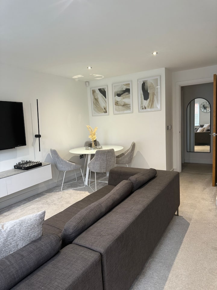 Cosy 3-bed Semi-detached Home In Manchester - Bolton