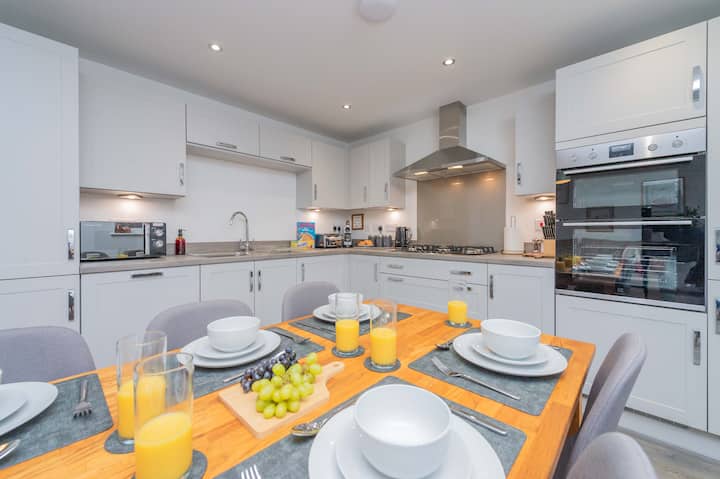 Triple Driveway | Sleeps 10 | Central | Long Stays - Telford