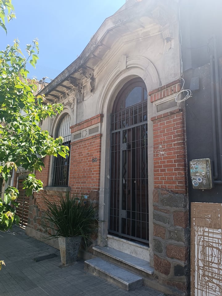 Casa Amplia En Pocitos Con Cocina Y Estar - Montevideo