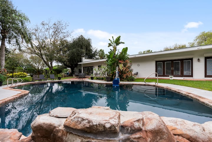 Hacienda Del Sol Retreat - Pool & Waterfont 4660 - Brownsville, TX