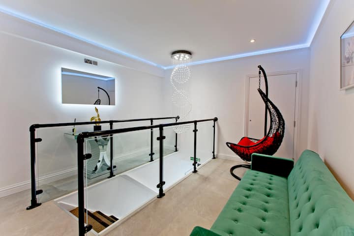 Modern 2-bedroom London Apartment + Terrace - Dartford