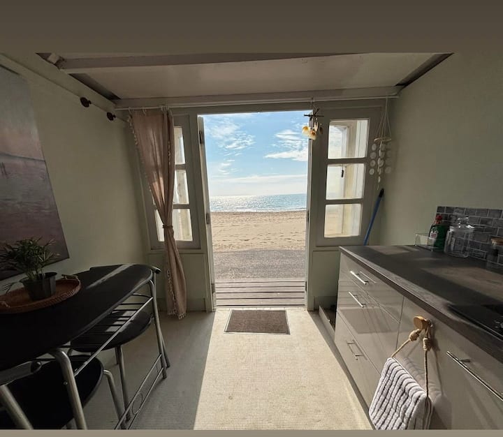 Stunning Beach Hut In Prime Location - Sandbanks