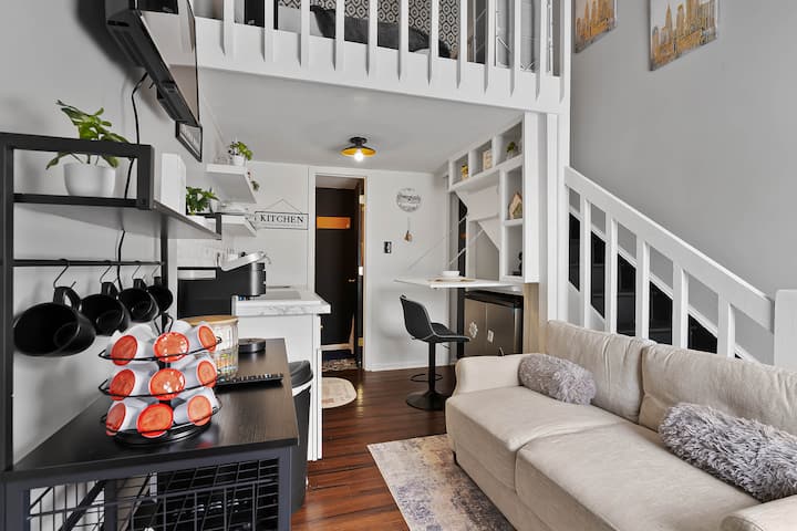 Comfortable Retreat + Modern Feel + Free Parking - Raleigh, NC