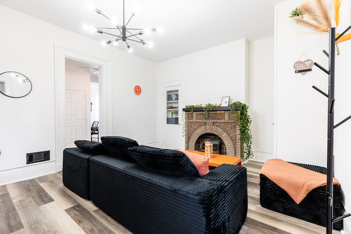 Spacious & Modern 2br Stay - Off-street Parking - Covington, KY