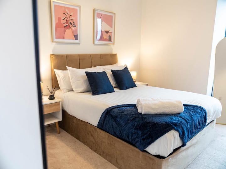 Lux Riverside Apartment By Docks –Sleeps 5 - Leeds