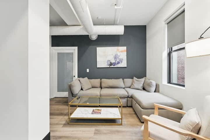 Modern 2br Downtown | Sleeps 5 | Gym Access - Pittsburgh, PA