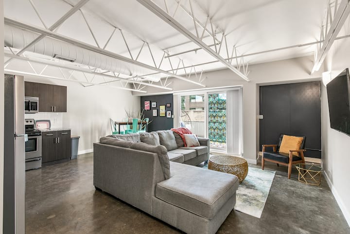 Relax & Recharge | Quiet Loft W/ Private Patio - Des Moines, IA