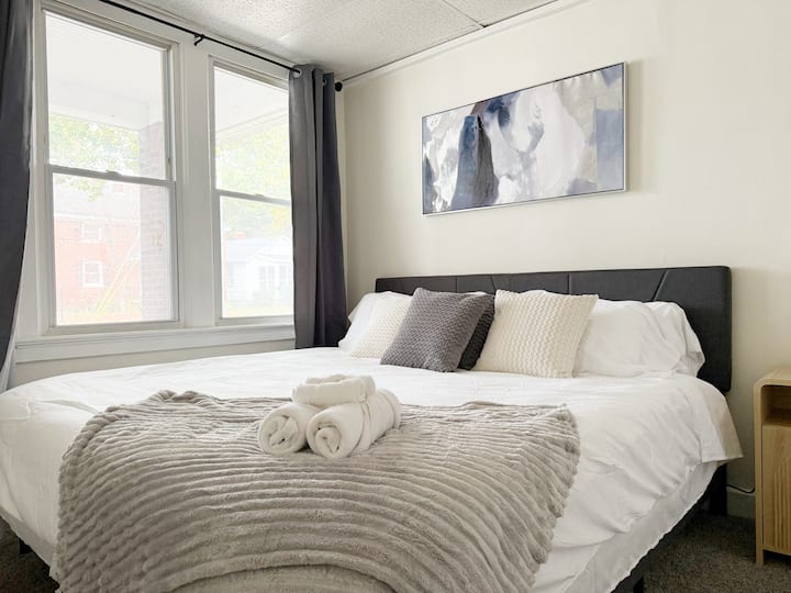 Redbrick Suites A | King 1br\1ba Apt Near Ue - エバンズビル, IN