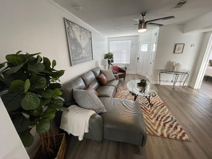 Modern Bungalow With Fenced In Backyard! - クリアウォーター, FL