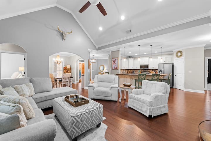 Liv Luxe: Tuscaloosa Rental - Tuscaloosa, AL