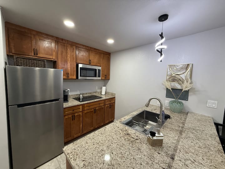 Airport Heaven! Modern Apartment Minutes Away! - El Paso, TX