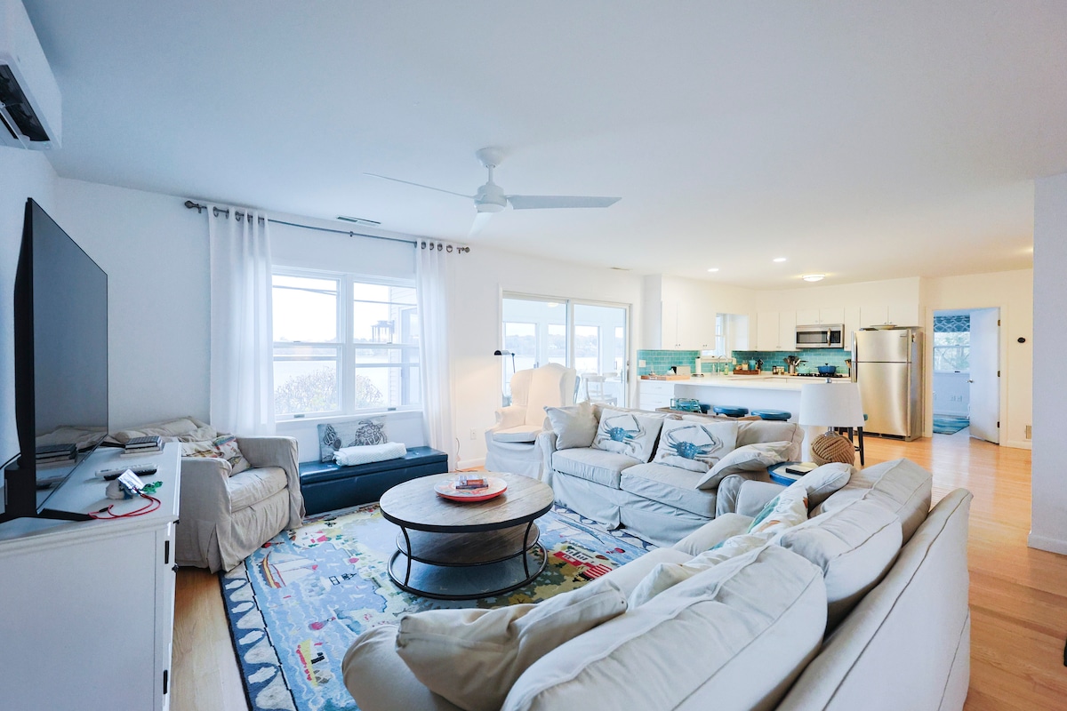 Oasis en bord de mer à Cape Cod avec une grande pièce ensoleillée ...