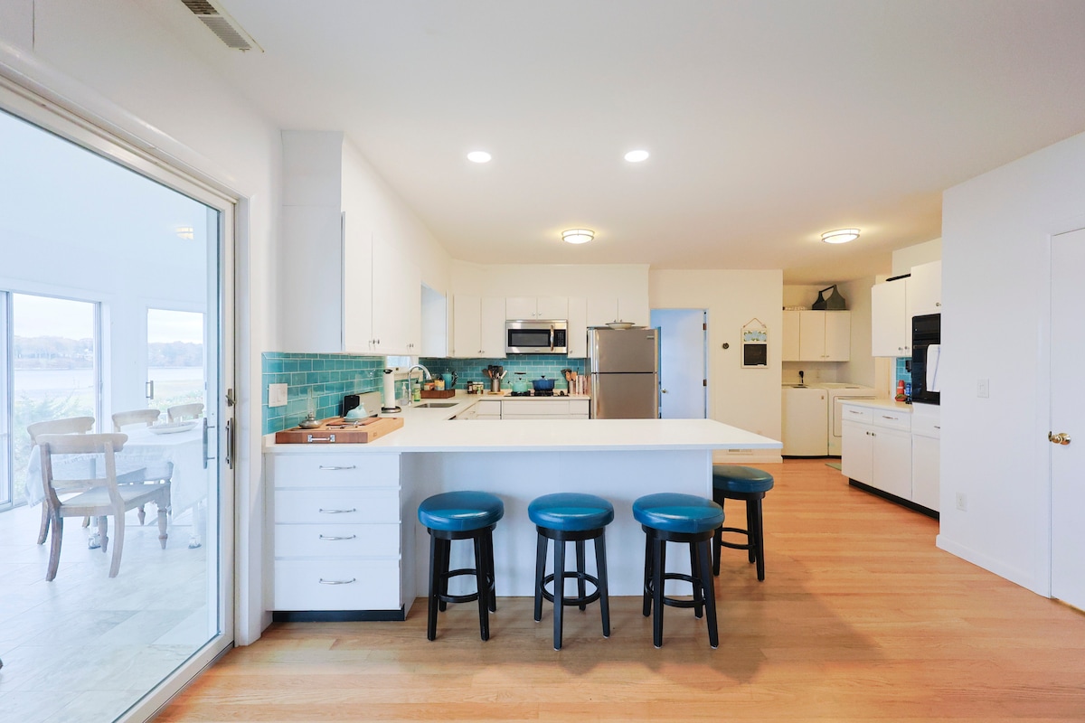 Oasis en bord de mer à Cape Cod avec une grande pièce ensoleillée ...