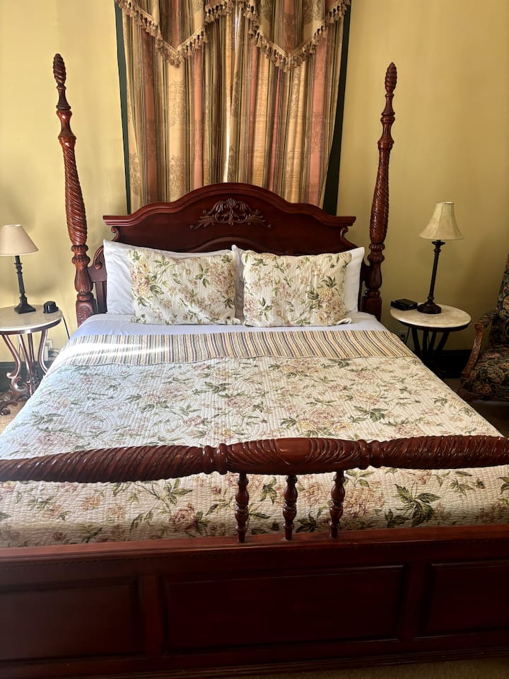 Austin Room - Hardeman House Bed And Breakfast - Nacogdoches, TX