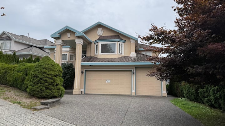 Bright 3br Home, Parking, Private Backyard & Patio - Port Moody