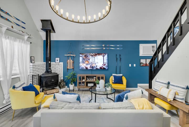 Modern Ski Cabin | Sleeps 10 | Firepit | Game Room - Pocono Mountains, PA