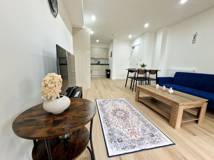 Stylish 2br Fully Furnished In Romford London Rm33 - Romford