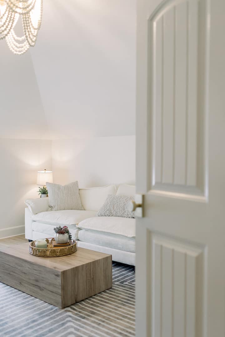 Designer Loft Stay At Historic Estate - Platte City, MO