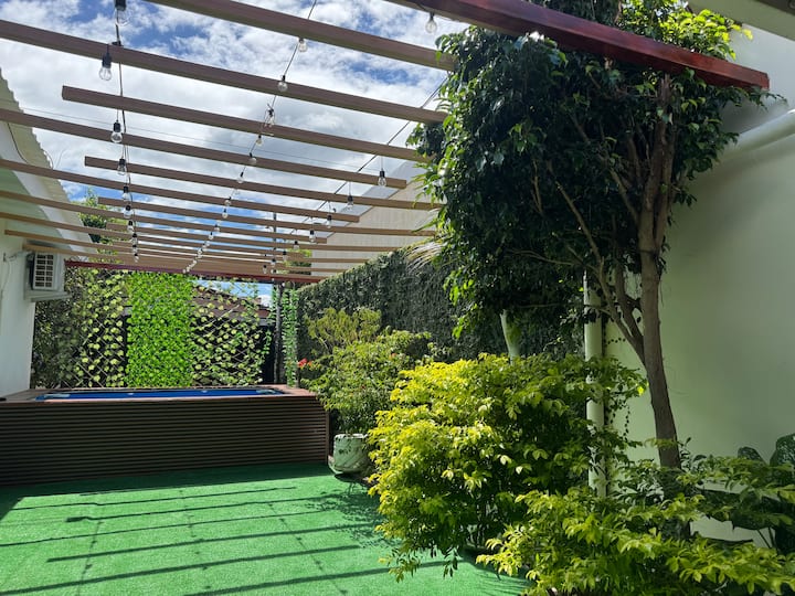 Casa En Residencial Con Piscina & Seguridad - Managua