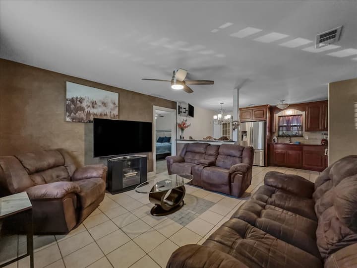 Group-friendly 4br Stay In Arlington Tx - Arlington, TX