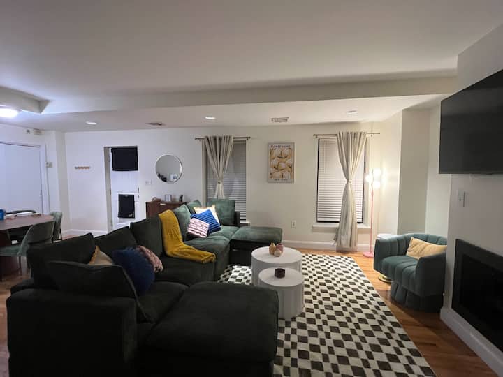 New! Spacious & Stylish City Getaway | 20 Min>nyc - West New York, NJ