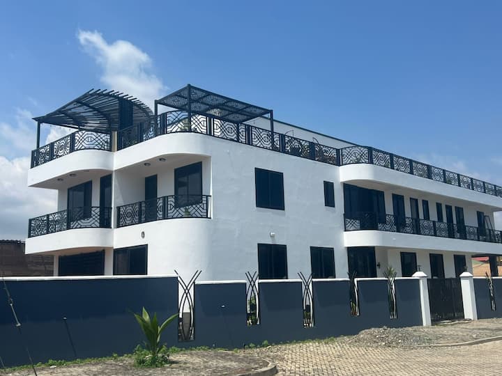 Salvation House Gh - 6 Bedrooms Up To 14 Ppl - Ghana