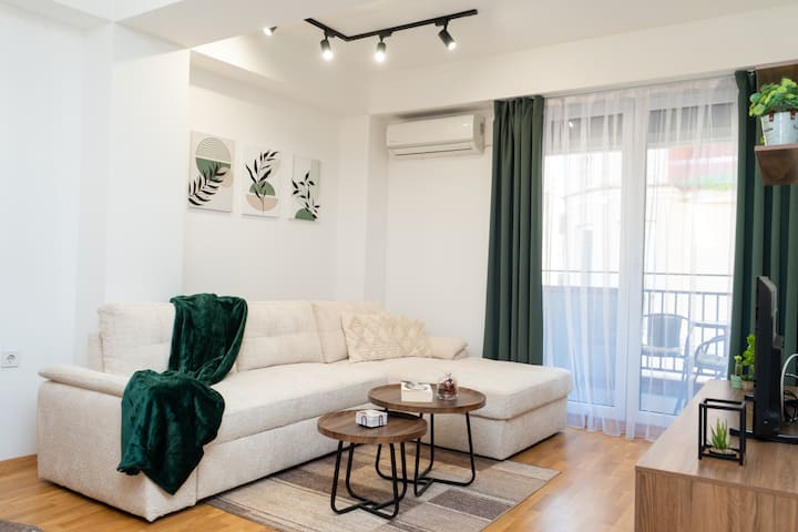Modern 2br Near Center | Terrace & Free Parking - Skopje