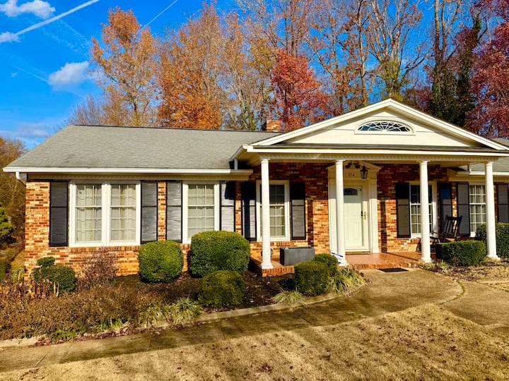 Upscale Family Retreat • Creek Views - Carousel, Shelby