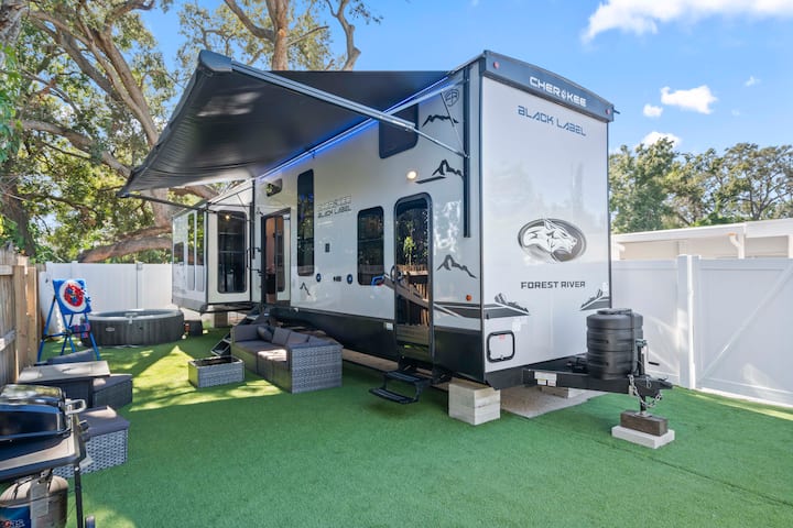 Elegant Rv•hot Tub Spa•2 Ml From Raymond J Stadium - 坦帕