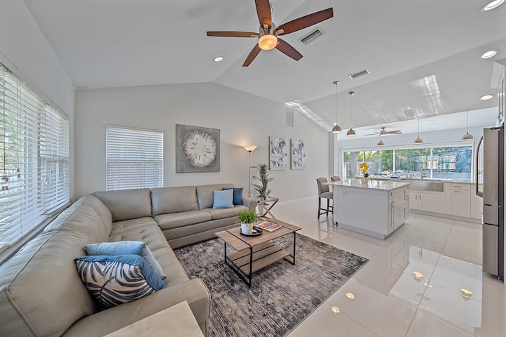 Seabreeze Hideaway: Spacious Backyard & Fire Pit - Sarasota, FL