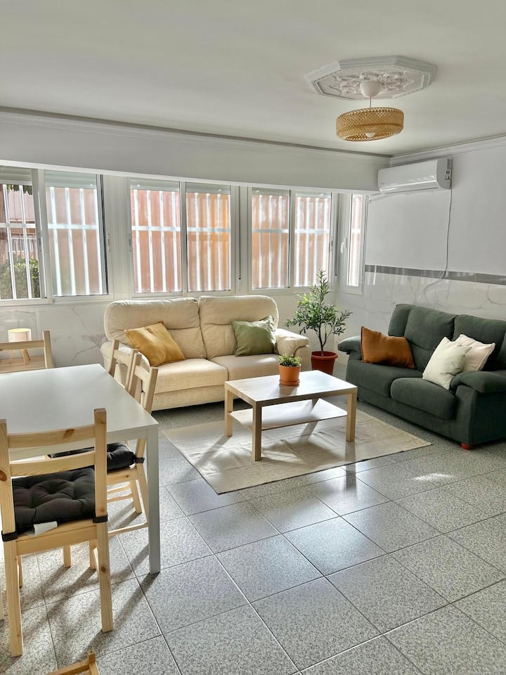 Bright 3-bedroom Apartment For 6 - Almería