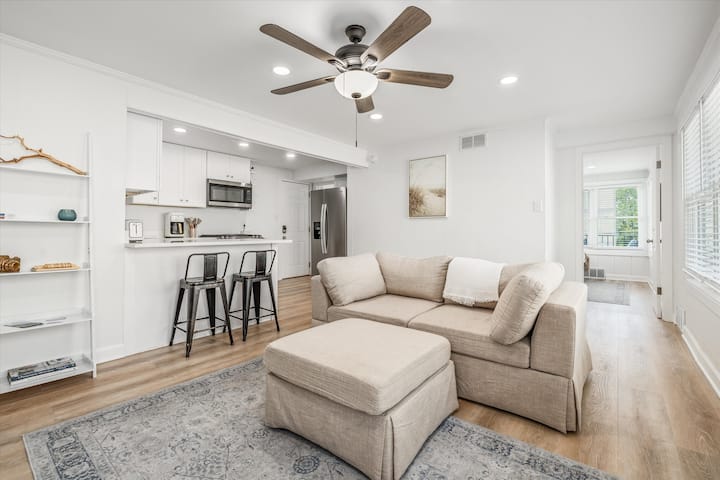 New 2bd With Balcony | Steps To Lake Michigan - Michigan City, IN